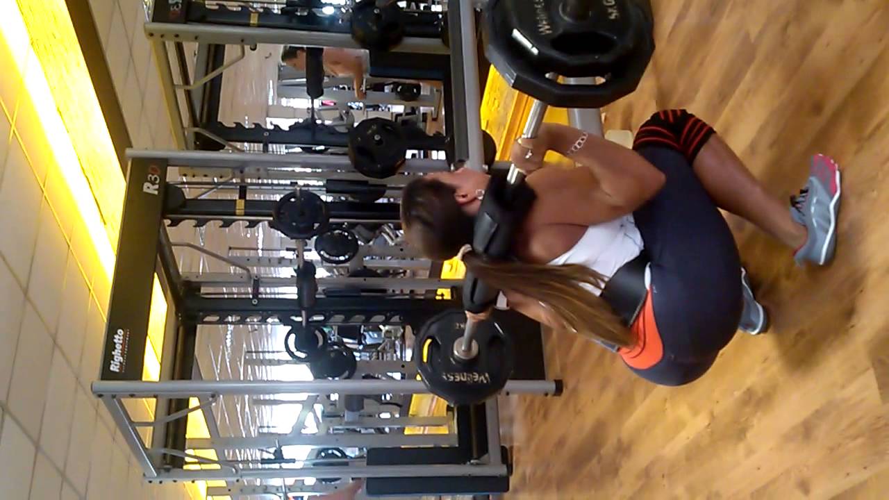 Roberta Toth fazendo agachamento. - YouTube