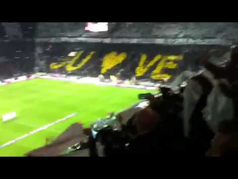 Tifoso Napoletano canta JUVE MERDA tra i tifosi Juventini durante la ...