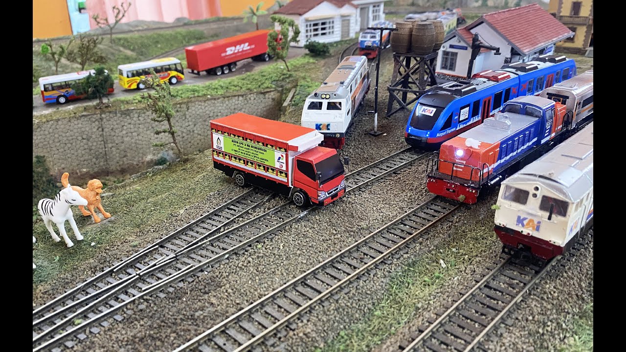 Kereta Api BB304,Kereta Cepat,BB300 Menabrak Truk Gas LPG sampai Di ...