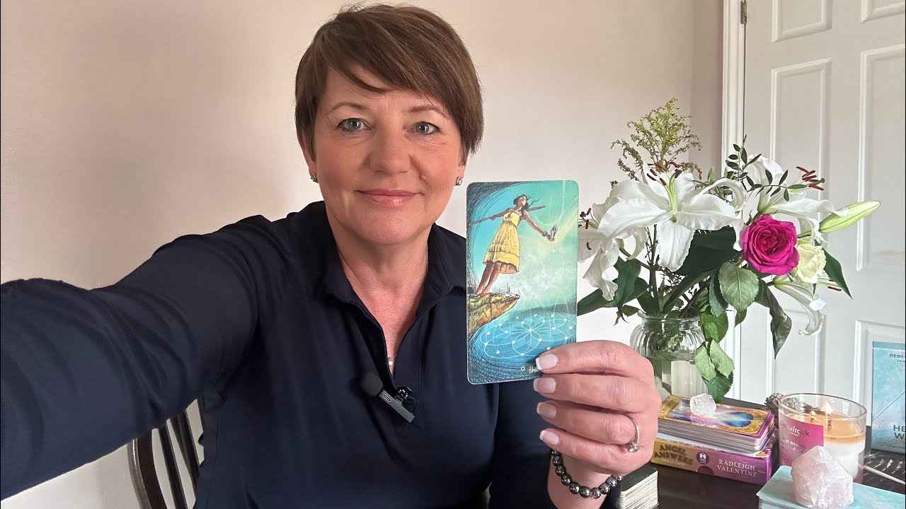 LIBRA ♎️ Weekly Reading. 5th Aug to 12th Aug. 🤩Think Outside the Box 🤩 ...