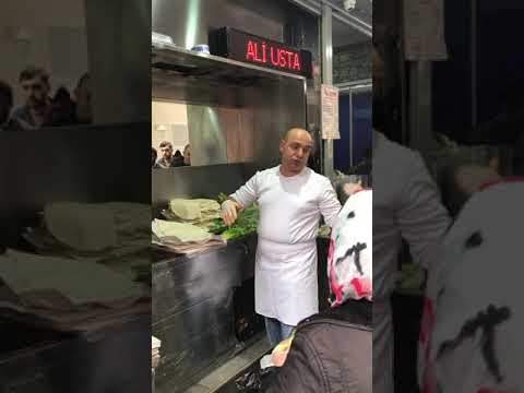 Çiğ köfteci Ali usta limonu basıyor
