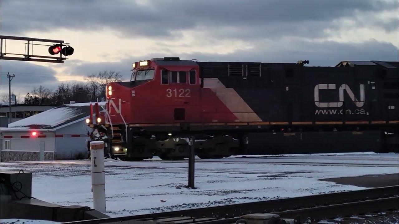 CN 3122 S772 at Ladysmith on 11-19-22 - YouTube