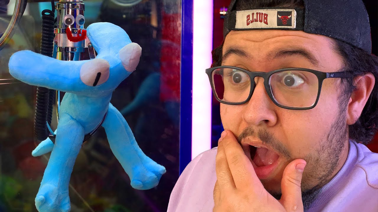Cyan Chapter 2 Rainbow Friend INSIDE Claw Machine - YouTube