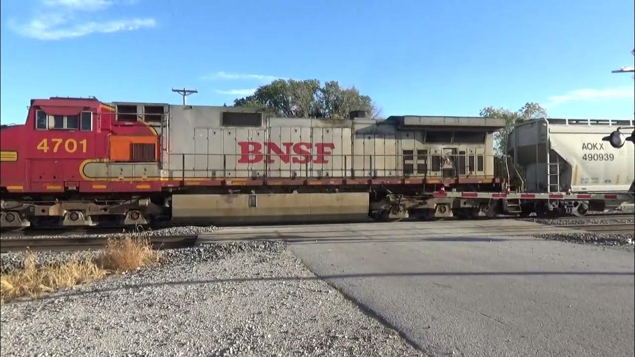 BNSF 3829 leads a sand train out of Pacific Junction, Iowa. - YouTube