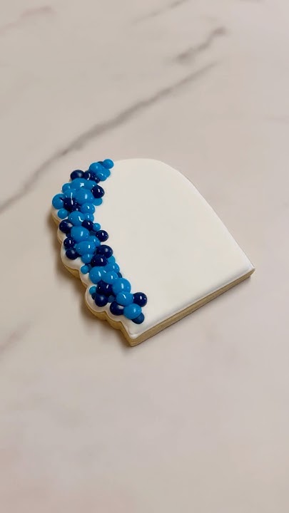 Bubble Arch with a Wet-On-Wet Technique 💙🤍 #cookies #cookiedecorating #birthdaycookies #baking ...