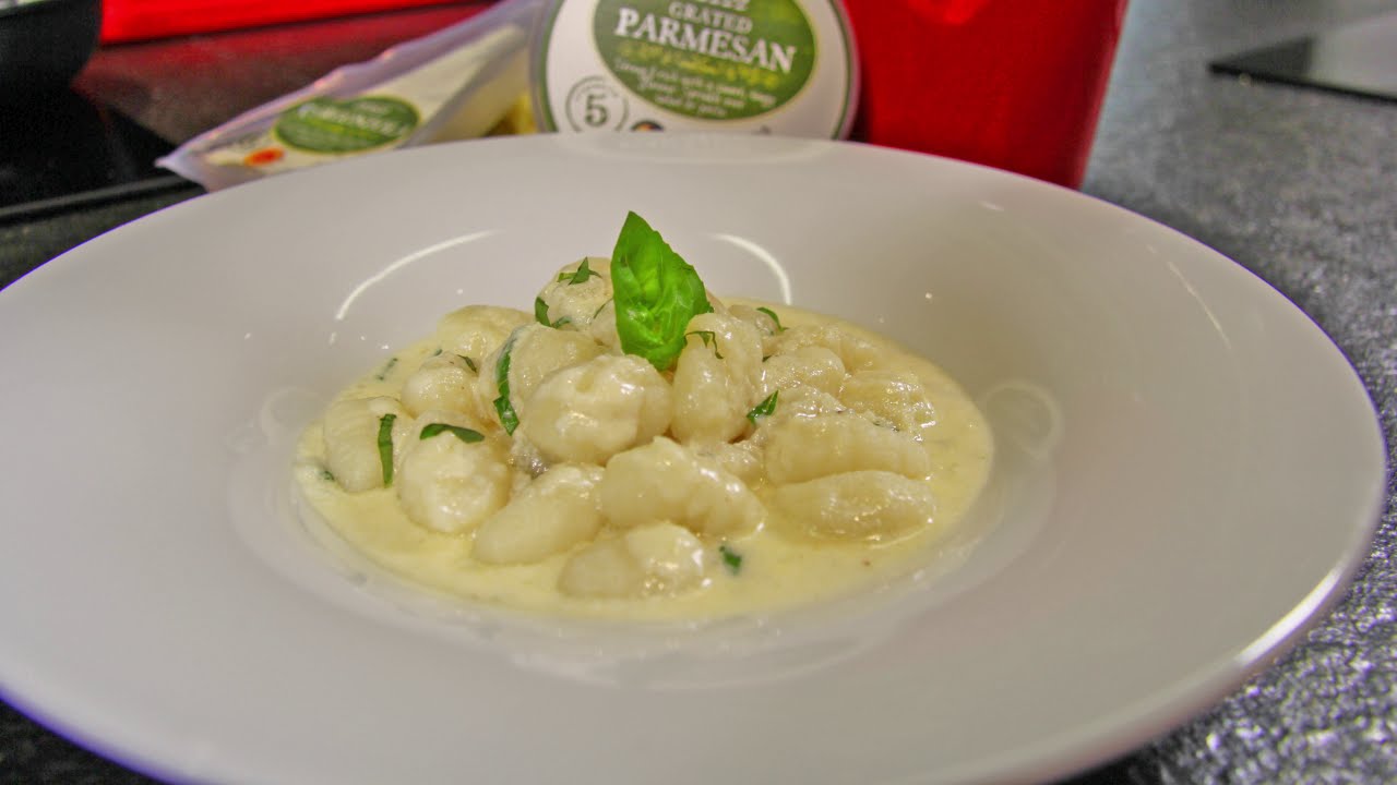 Gnocchi s omáčkou quattro formaggi a čerstvou bazalkou