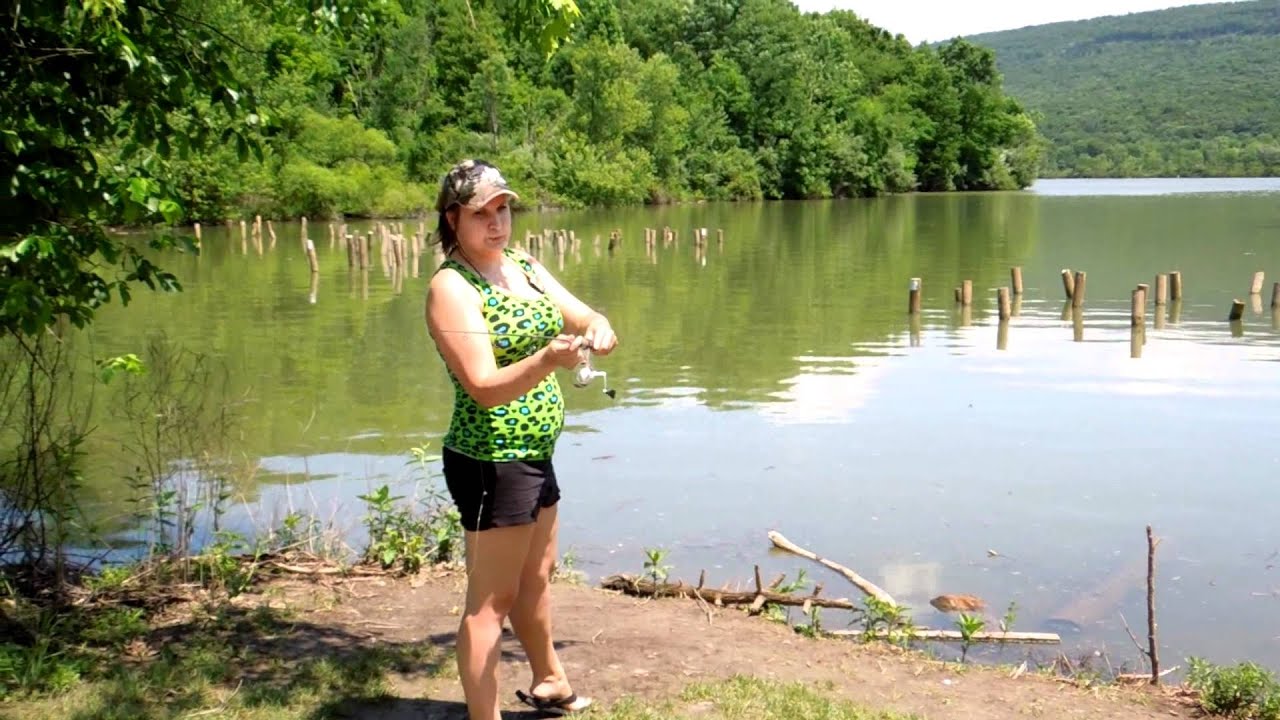 Michelle teaching me how to catch fish - YouTube