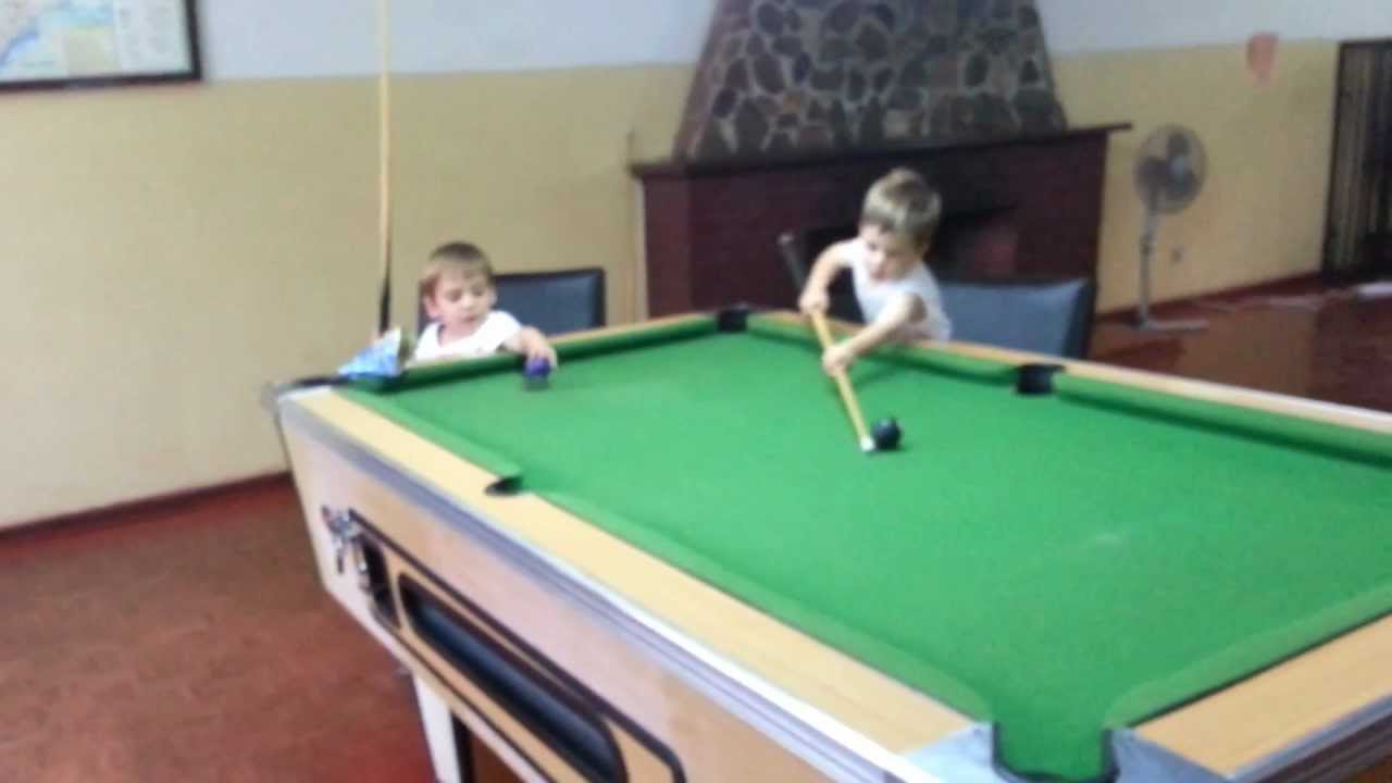 Ovako se igra bilijar :D - YouTube