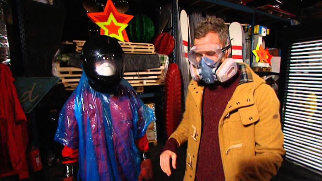 Ren Je Rot - Valerio door een muur van TL-buizen - YouTube