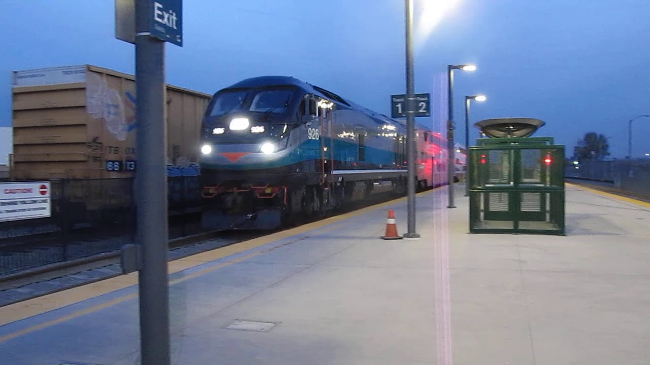 | Van Nuys | Metrolink VC Line to East - Ventura - YouTube