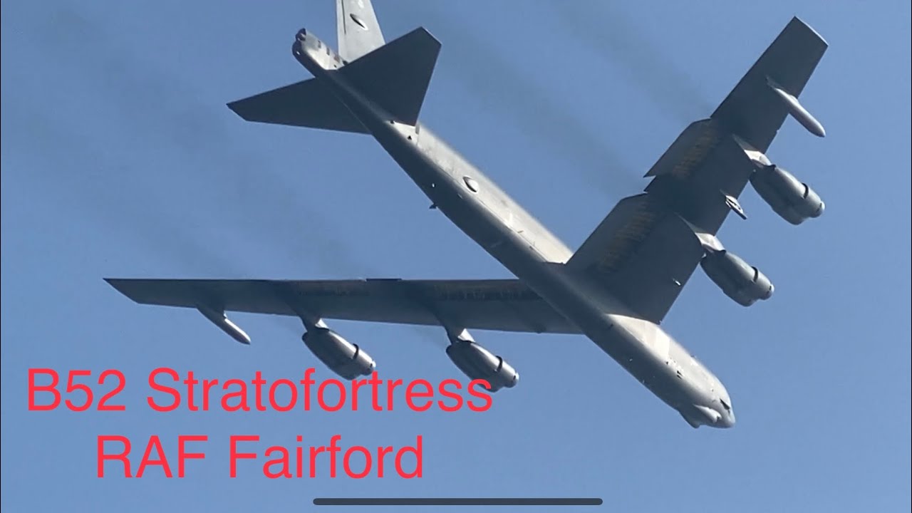 Loud smokey B52 bomber takeoff at RAF Fairford - YouTube