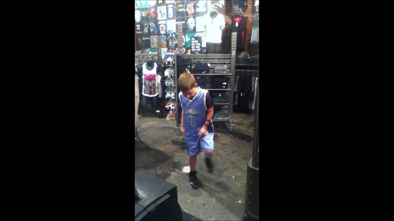 Hot Topic kid dancing to LMFAO - YouTube