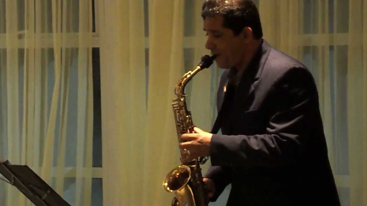 Saxofonista Sandro Lopes - The Lady In Red - YouTube