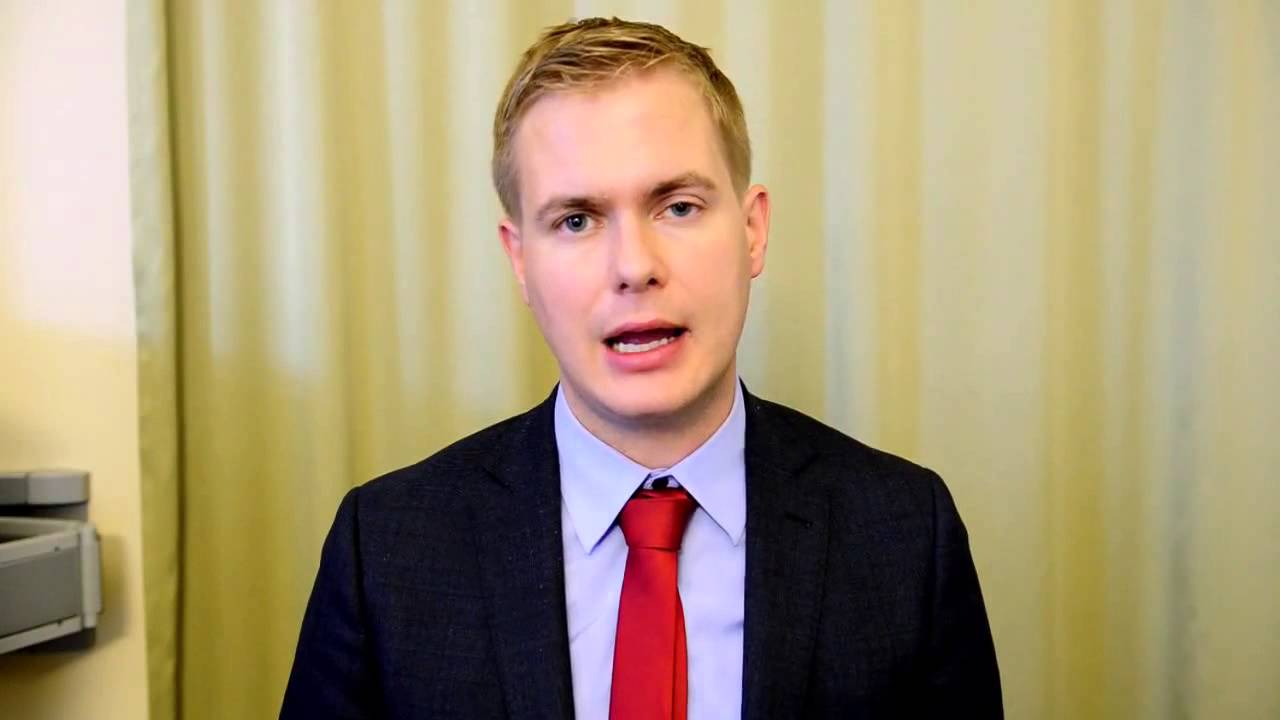 En hälsning till Sveriges skolelever från Gustav Fridolin - YouTube