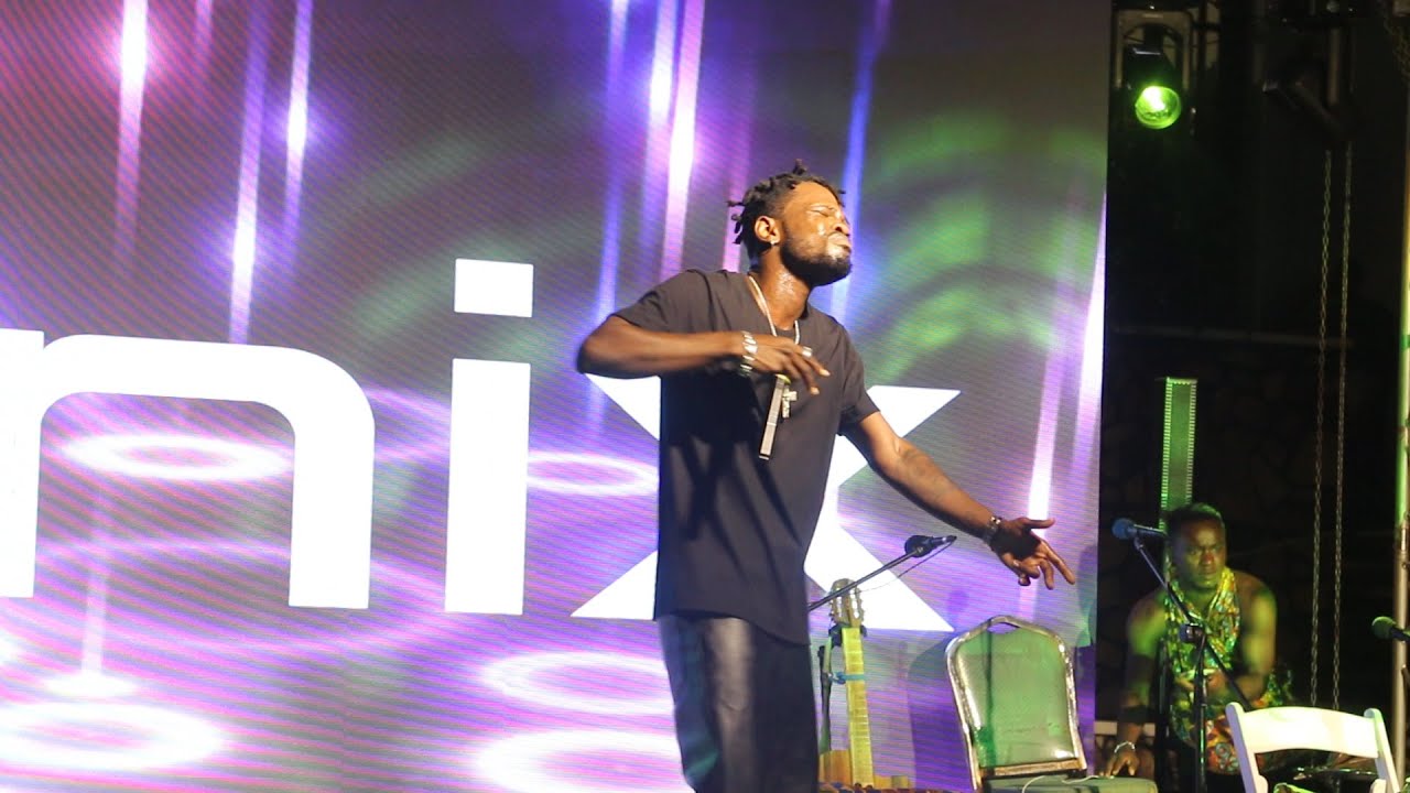 Fameye masterpiece performance at infinix launch on Legon Campus - YouTube