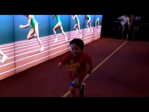 Liam and Isaac racing Cathy Freeman at Scienceworks - YouTube