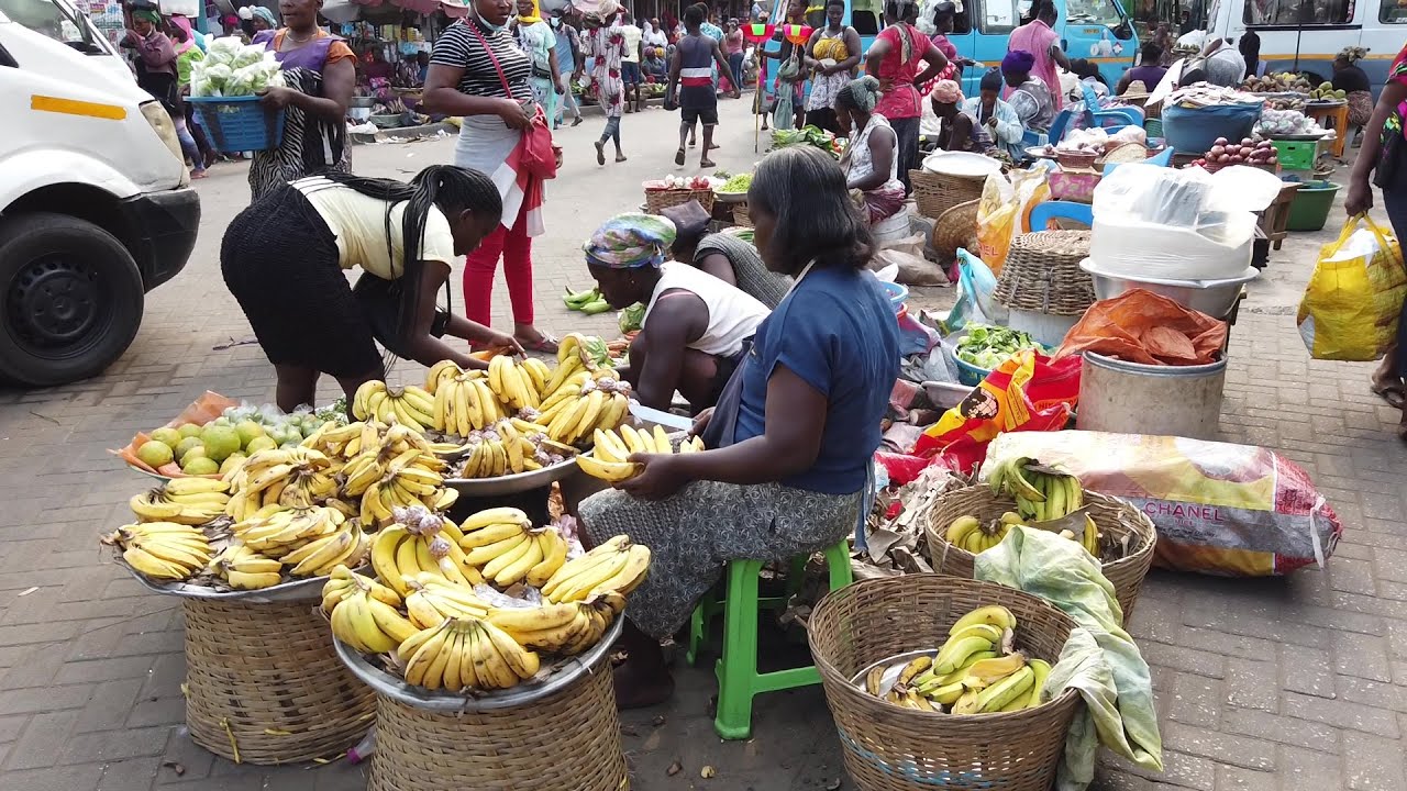 THE STREET MARKET PEOPLE OF KWAME NKRUMAH AVENUE ADABRAKA ACCRA GHANA ...