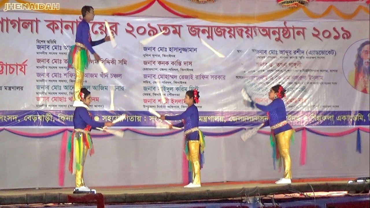 Amazing Mutual Juggling Performance of a Group of Circus Acrobat - YouTube