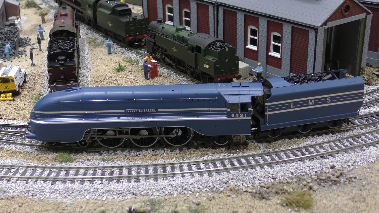 Class 8P 'Streamlined Coronation' 4-6-2 6221 "Queen Elizabeth" in LMS ...
