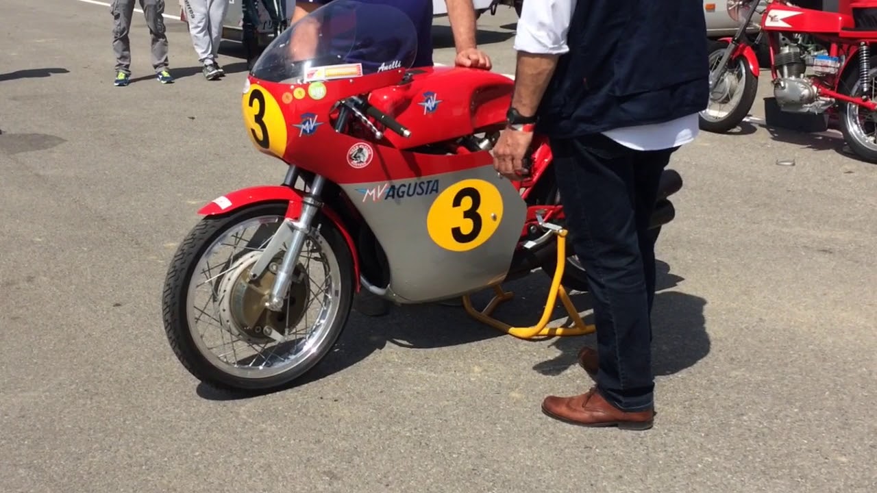 MV 500 3 cil extreme revving - YouTube