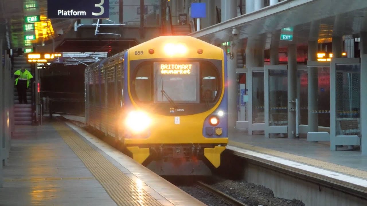 Onehunga Lines commuter train at Newmarket station - YouTube