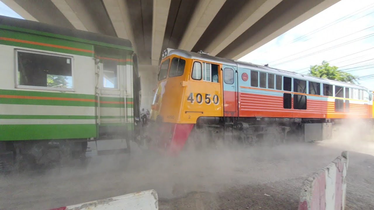 ซัดฝุ่นมาเต็มหน้า เมื่อขบวน 257 วิ่งผ่านเครื่องกั้นบ้านโป่งใหม่มาอย่าง ...