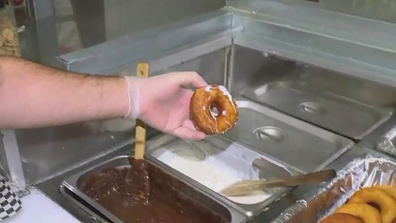 Get donuts right out of the fryer at Mac Daddy Donuts - YouTube