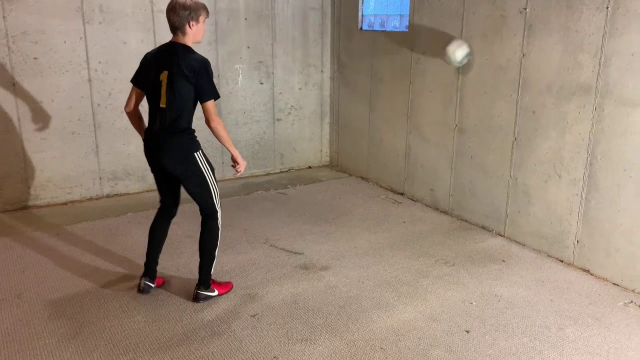 Wall Juggling-CUP Soccer - YouTube