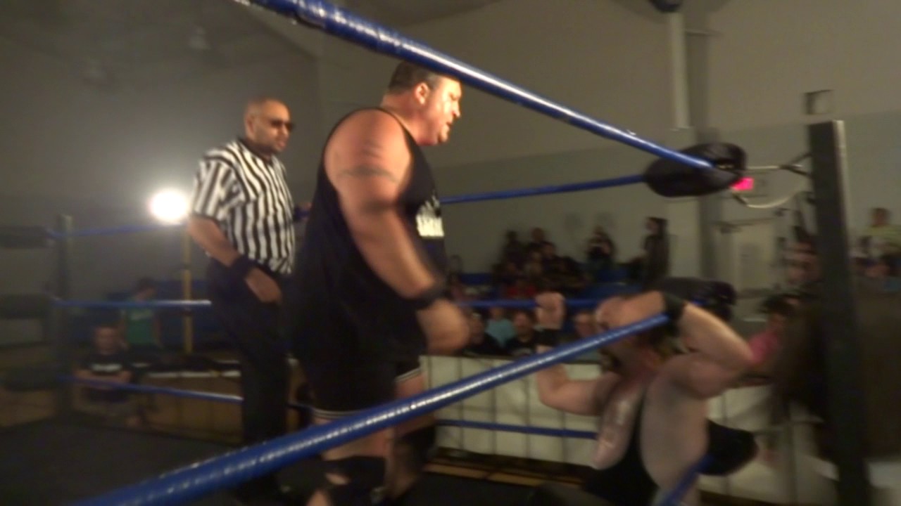 Vinnie Damoochie vs Adam Hanson - YouTube