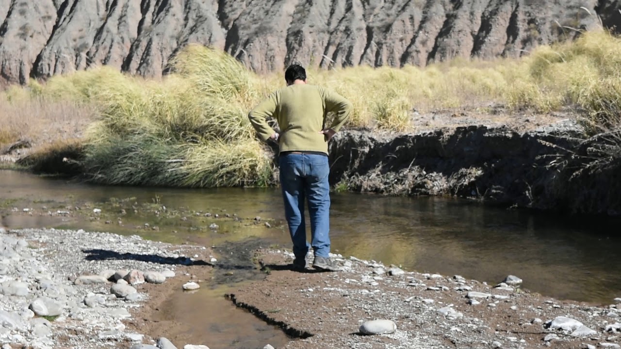 Intentando cruzar el Río Calchaqui en Payogasta - YouTube
