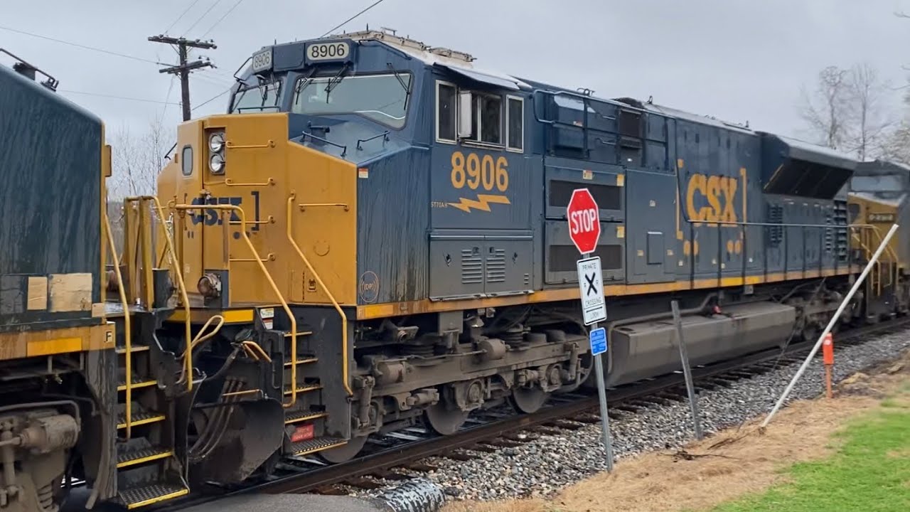 CSX M816 with 8906 trailing at ravenswood wv and L207 flying wb through ...