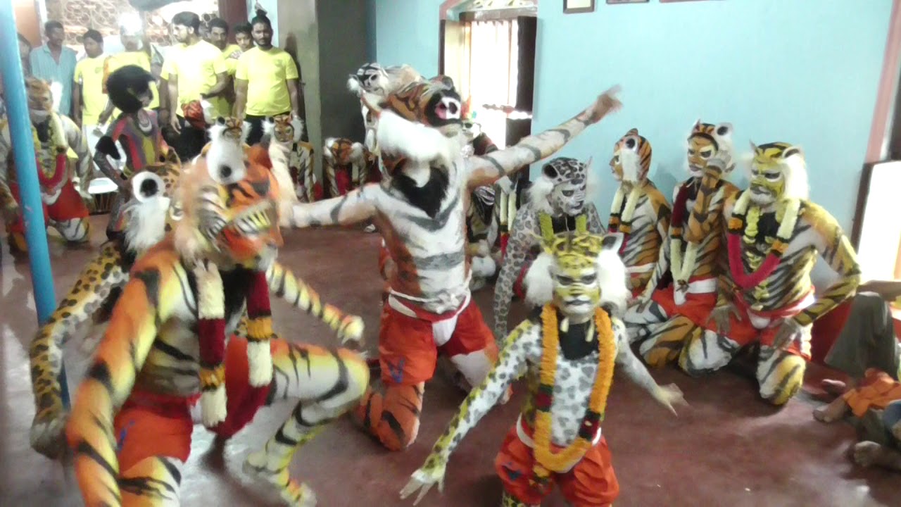 Hulivesha (tiger dance) by Sri Vishnu Seva balaga, Alevooru - 2017 ...