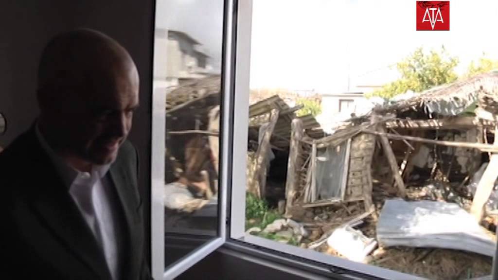 Kryeministri Edi Rama, ne banesen e re te familjes Gjini, ne Novosele ...