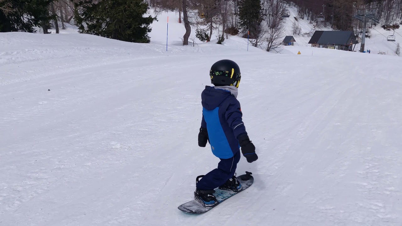 5 years old snowbording on burton chopper 90 - YouTube