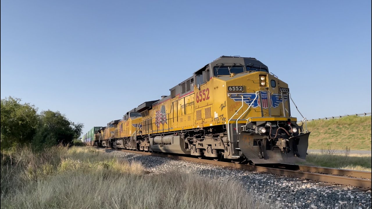 UP 6552 C44ACM Leads a Fast 4 Engine Intermodal - YouTube