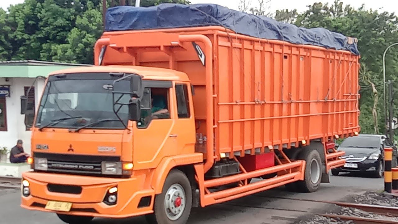 HUNTING TRUCK DI PERLINTASAN KERETA API !!! Truck Hino 500 Truck Fuso ...