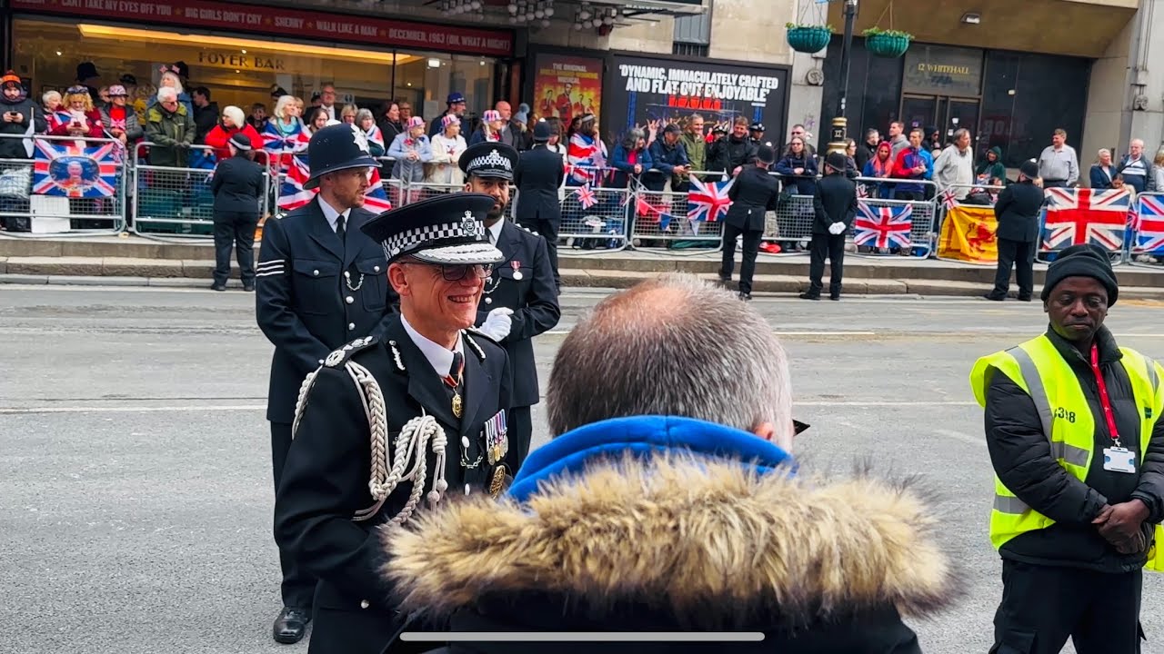 Crowd Cheer The Metropolitan Police - YouTube