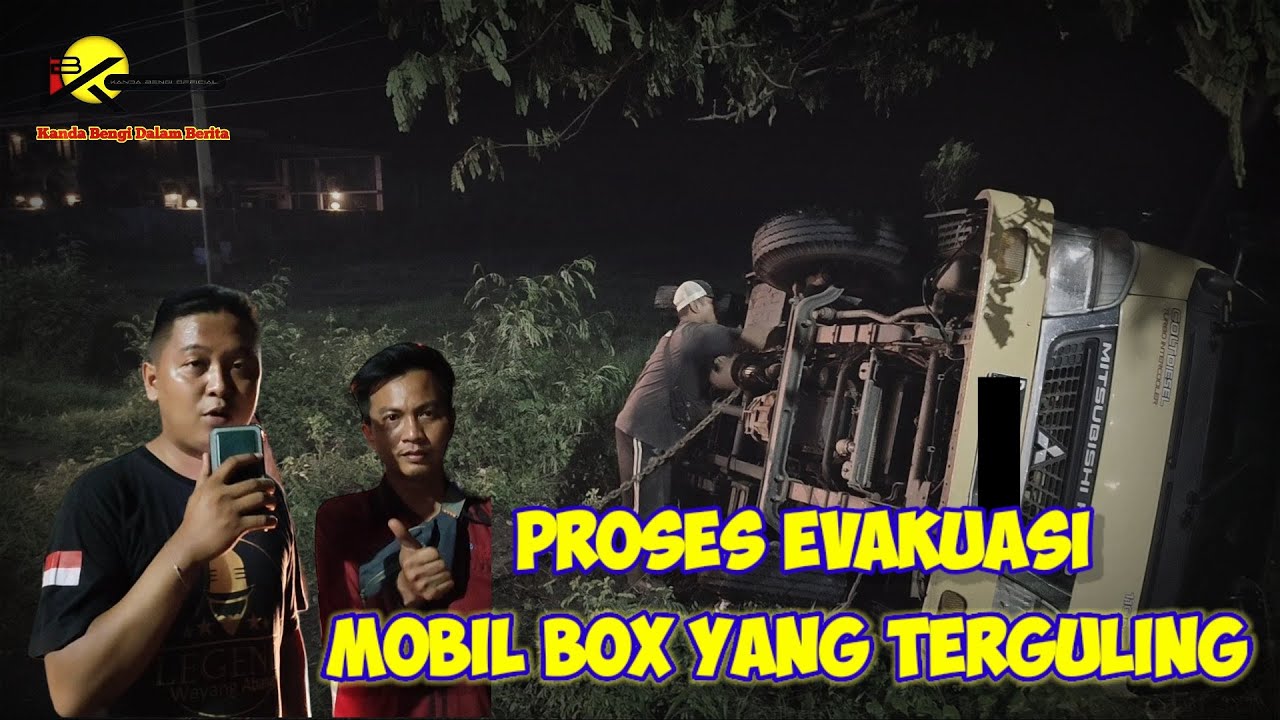 Proses evakuasi mobil Box yang terguling ditarik dengan mobil derex ...