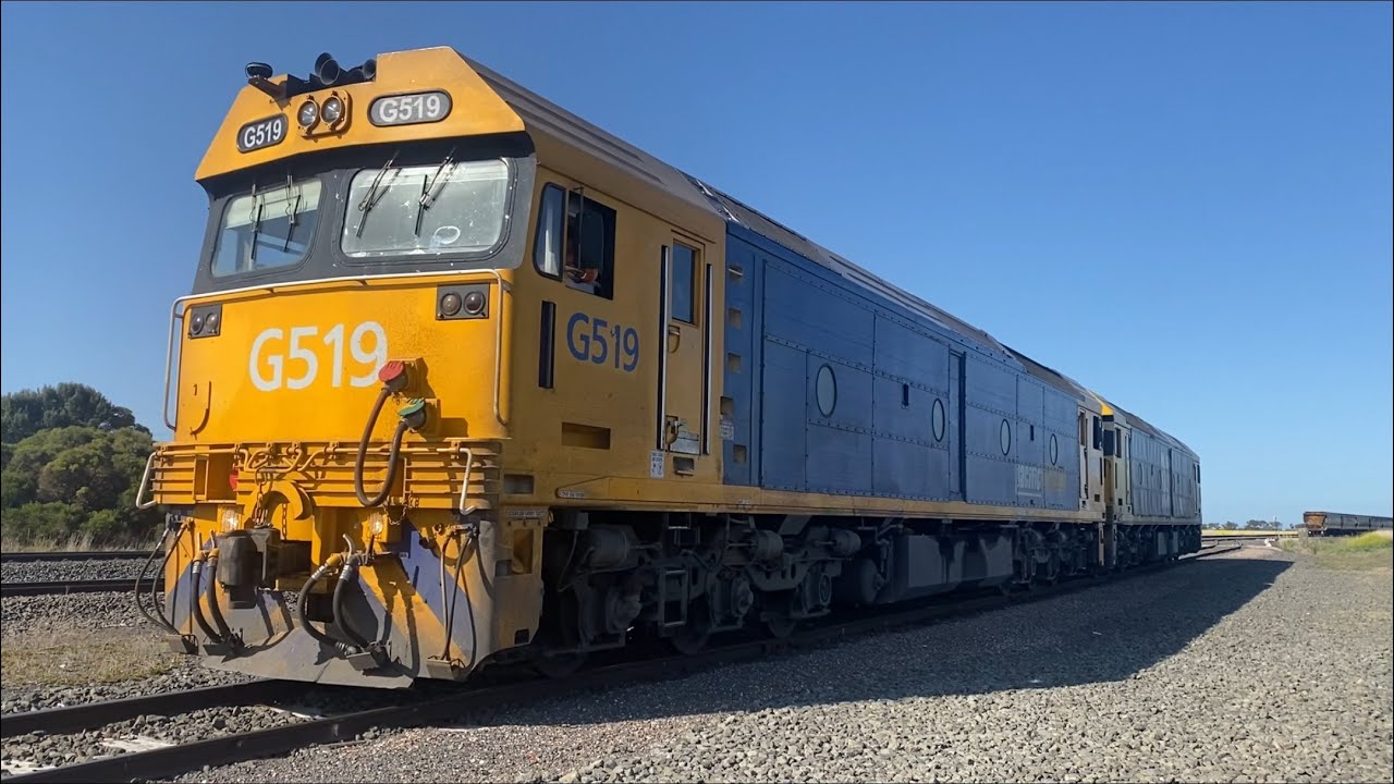 Pacific Nationals G519 and BL33 moving into the siding for fuel at ...