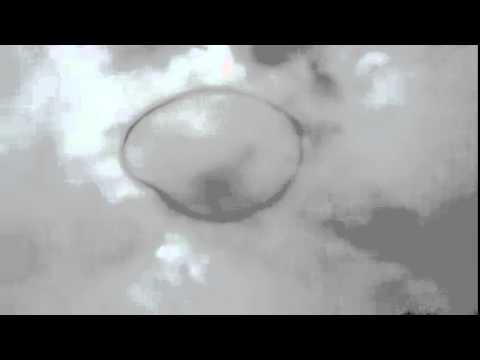cercle noir dans le ciel - YouTube