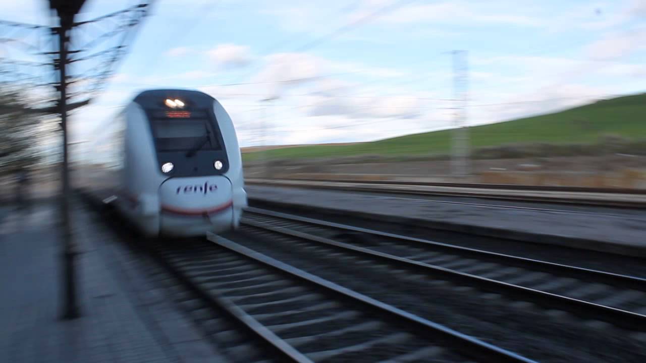 Renfe Serie 449 media distancia a su paso por la estación de Castilleño ...