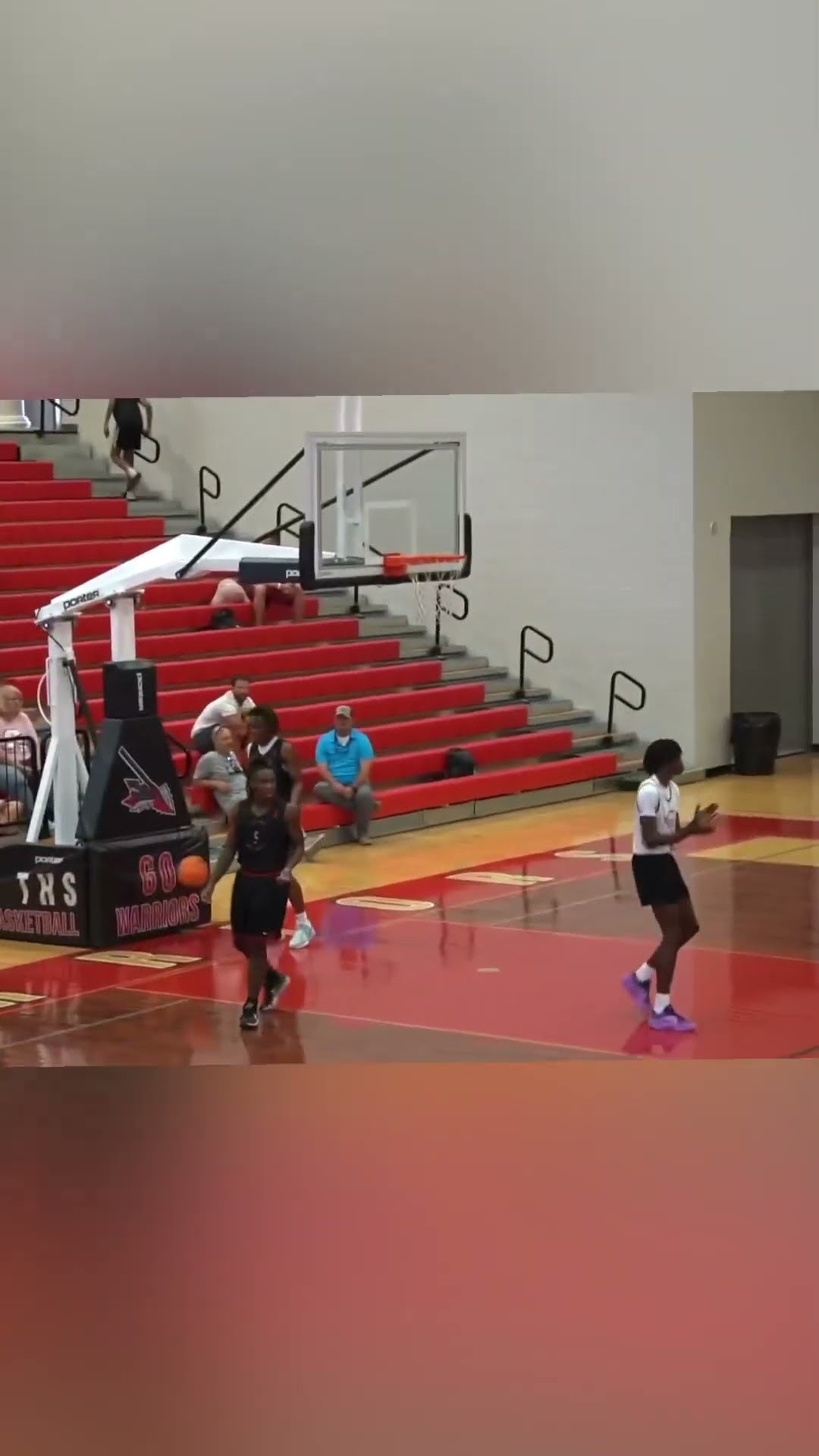 Bryson Berry gets 3 the hard way #varsitysports #ahsaa #basketball ...