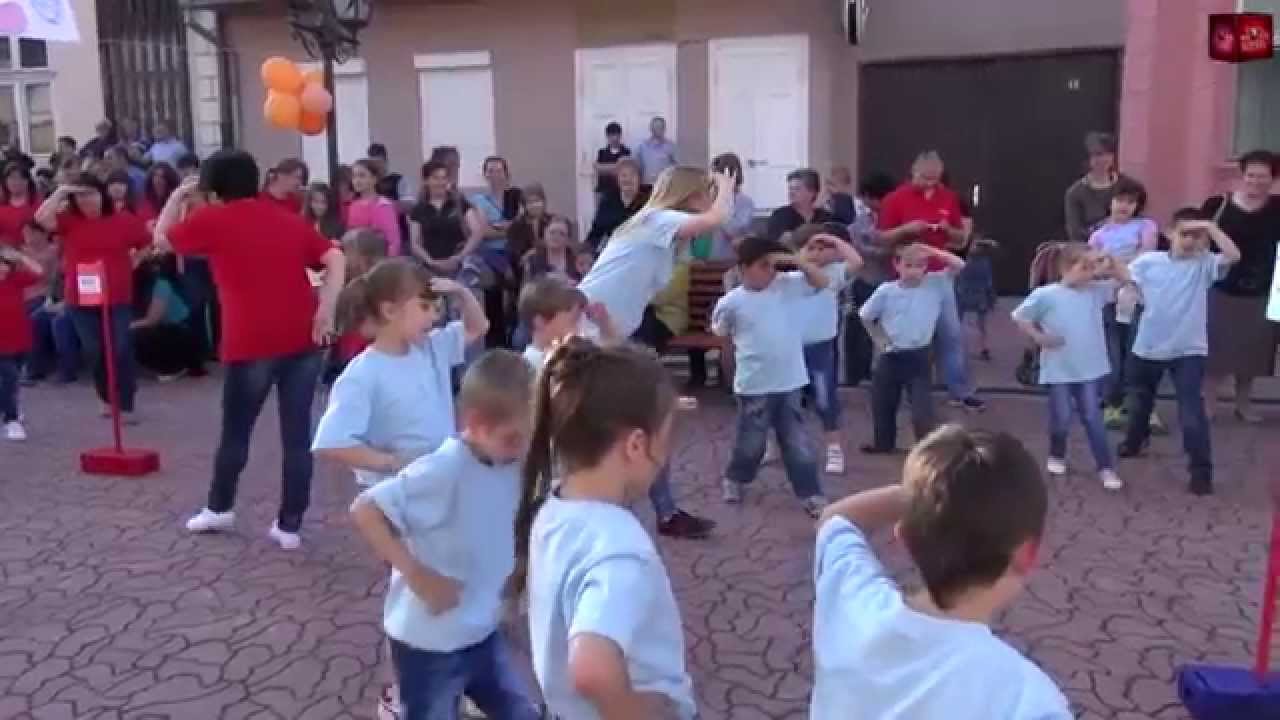 Rastimo uz ples DU Decija radost Irig HD 03 06 2014 - YouTube