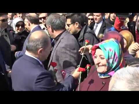 Bakan Akdağ, Kadınlara Kırmızı Karanfil Dağıttı
