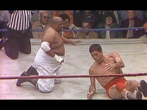 Giant Baba vs. Abdullah the Butcher (February 10th, 1979) - YouTube