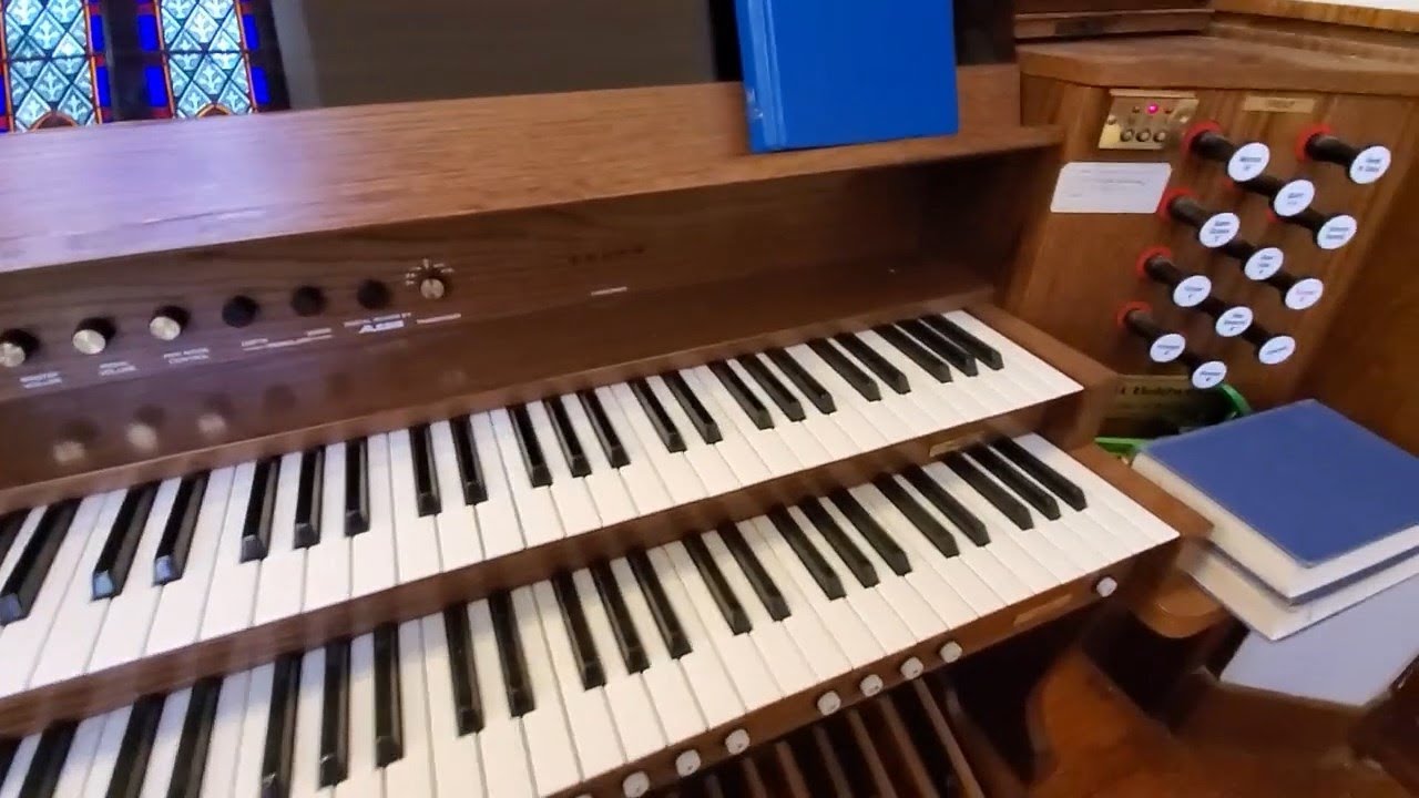 D. H. Baldwin electronic organ (1990s) - YouTube