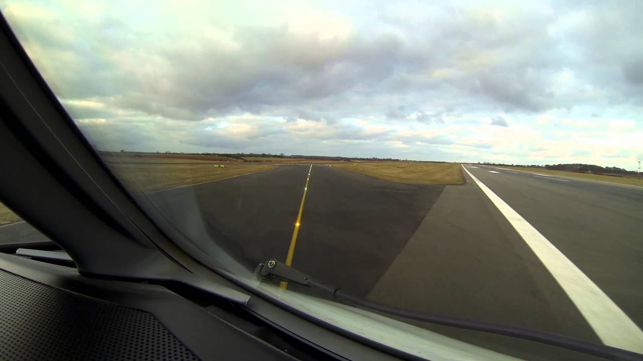 Wideroe Dash 8 Q400 cockpit view landing Newcastle, England - YouTube