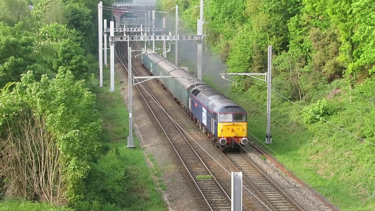 UK: Class 47 47815 passes Reading West with 4 barrier vehicles on a ...