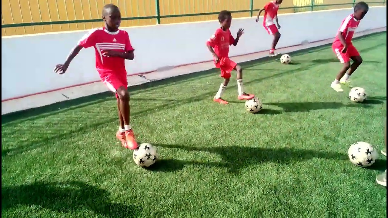 séance d'entraînement des u13 de l'école de foot gunney bira le travail ...