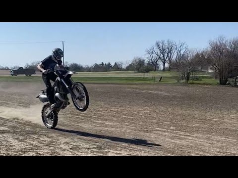 99' Cr125 ripping homemade figure 8 track - YouTube